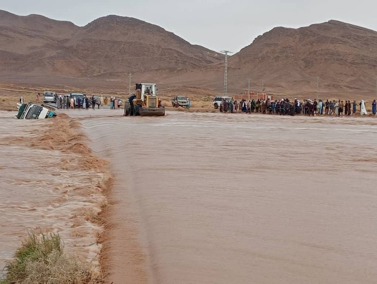 Renversement d'un bus dans un oued à Tamanrasset: 25 personnes sauvées ...